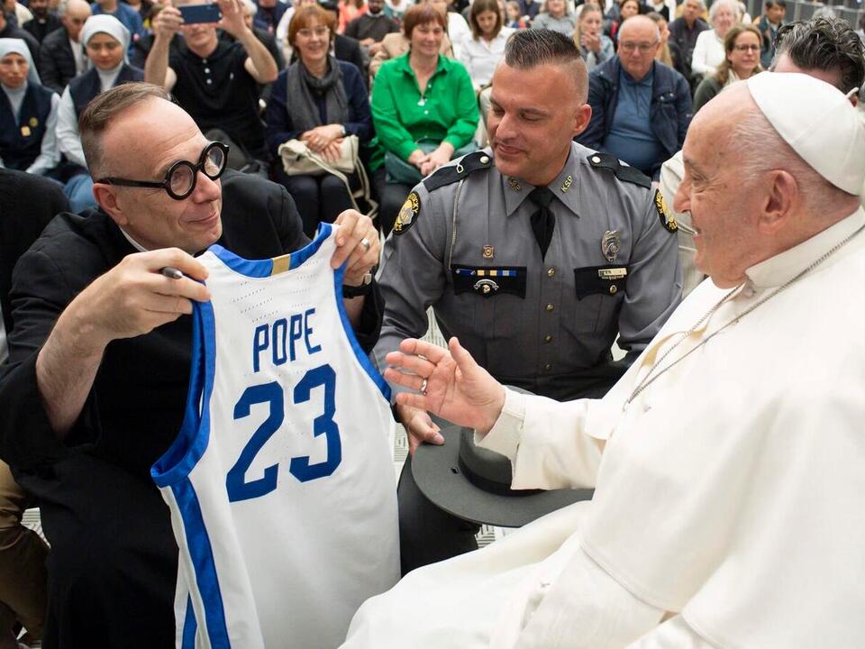 Father Jim gifts Pope Francis a Mark Pope jersey
