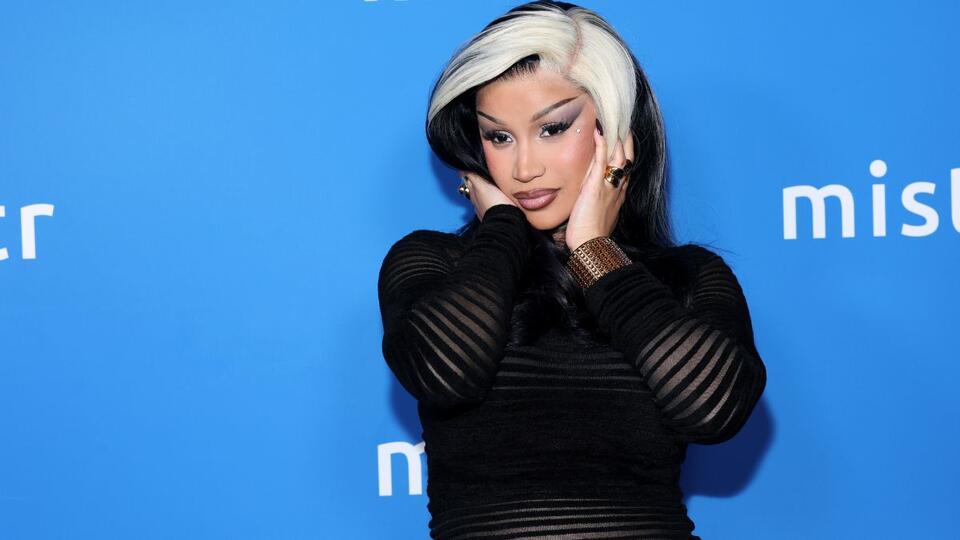 Cardi B’s Christmas Photos With Kids Next to Giant Trees Are Everything ...