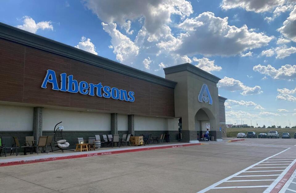 Denton Albertsons would be among 26 DFW stores sold if company merges ...