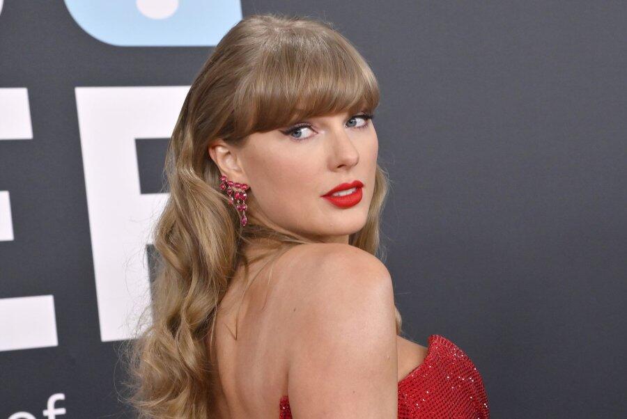 Watch: Taylor Swift dishes about engagement, new album on 'Tonight ...