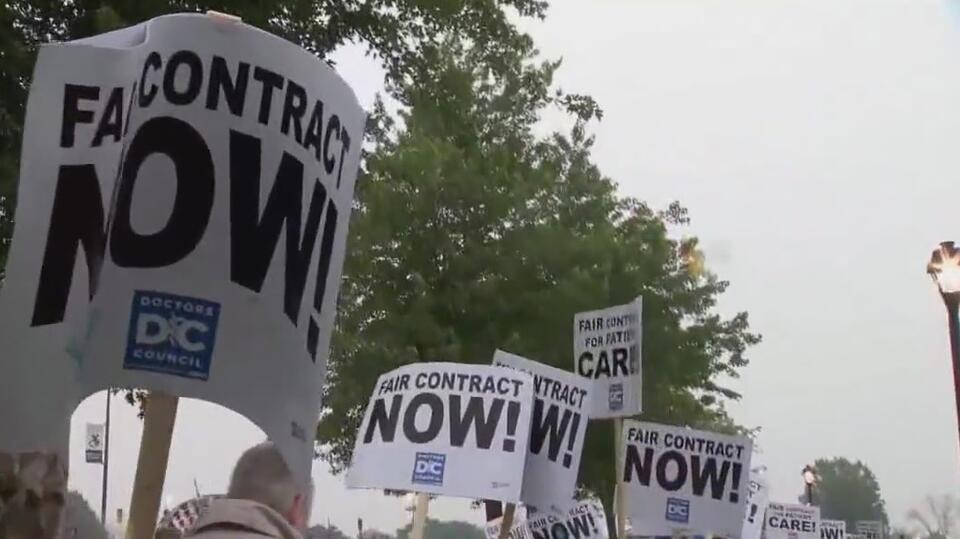 Allina union doctors picket for fair contract - NewsBreak