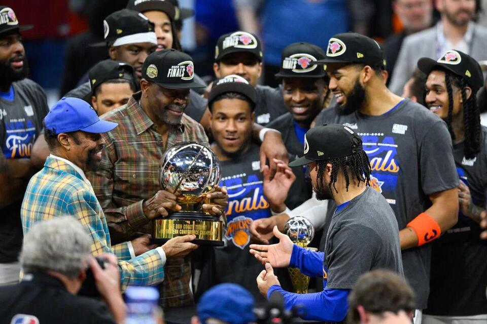 Jalen Brunson Lifts Larry Bird Trophy as Knicks Break 27-Year Curse to ...