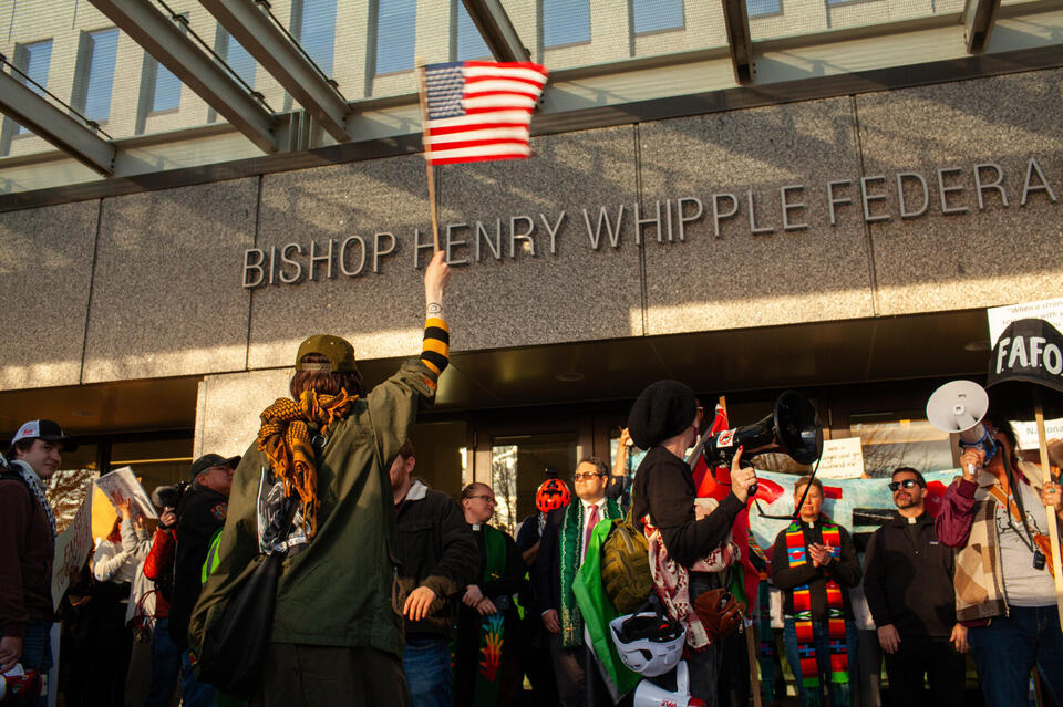 Hundreds protests DHS Secretary Noem during press conference at Fort ...