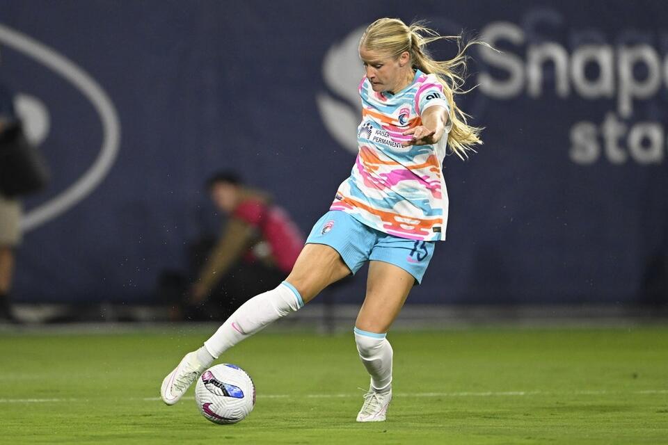 Dash sign two-time NWSL champ F Makenzy Robbe - NewsBreak