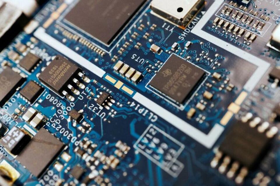 Trump Imposes 25% Tariff on Imports of Some AI Chips - NewsBreak