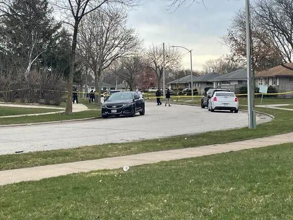 Milwaukee domestic violence incident, 89th and Mill, man climbed on roof
