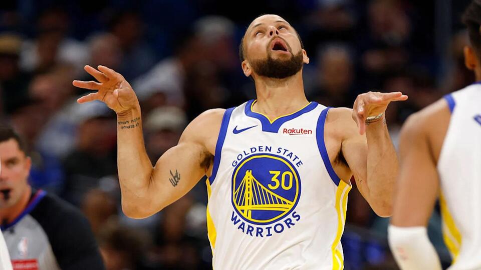 Steph Curry Raises Eyebrows With Seemingly Offensive 3-Pt Celebration ...
