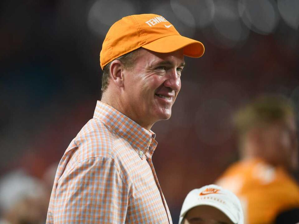 Peyton Manning, Eli Manning React to Bill Belichick's 'Aggressive' Outfit for 'MNF'