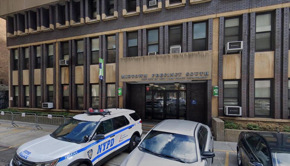Vandal throws rocks at NYPD station house in Midtown, shattering glass ...