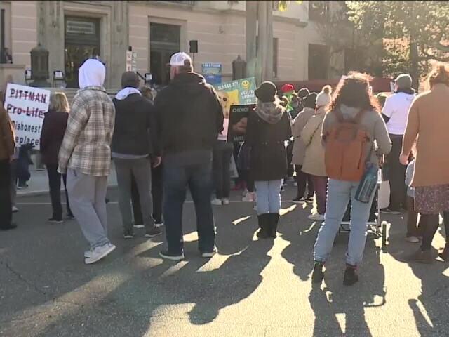 Pro-life, pro-choice groups rally in St. Pete as Roe v. Wade ...