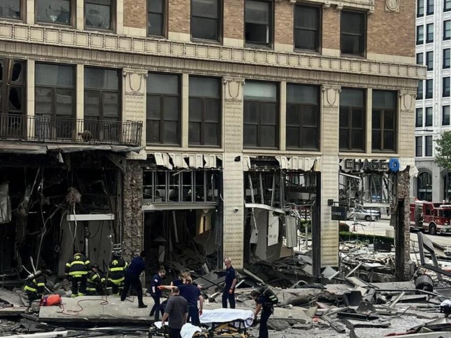 1 dead, 7 injured in suspected natural gas explosion at Ohio bank building