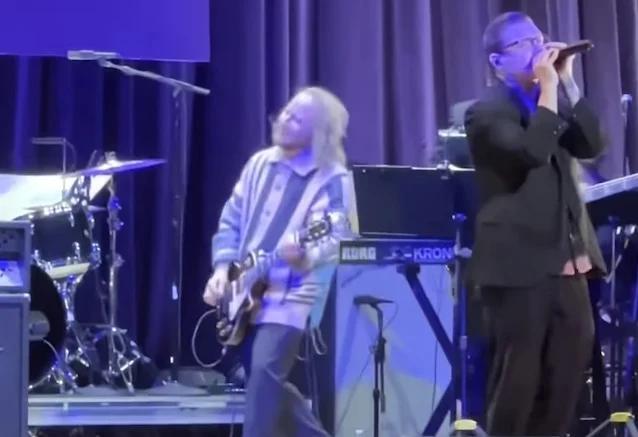 Watch: SHINEDOWN's SMITH And MYERS Cover LED ZEPPELIN's 'Stairway To ...