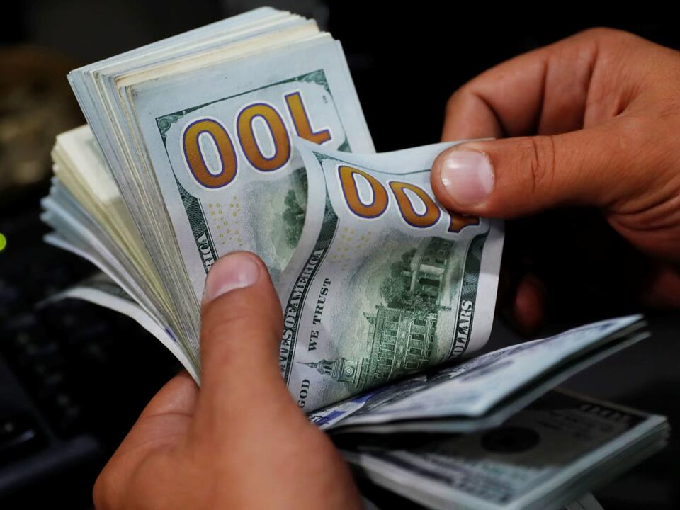 Dollar falls after Powell greenlights September easing