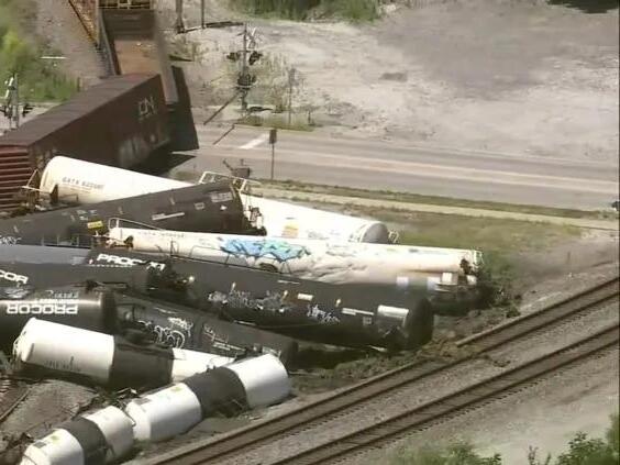 Heartstopping photos of Illinois train derailment prompts evacuation ...