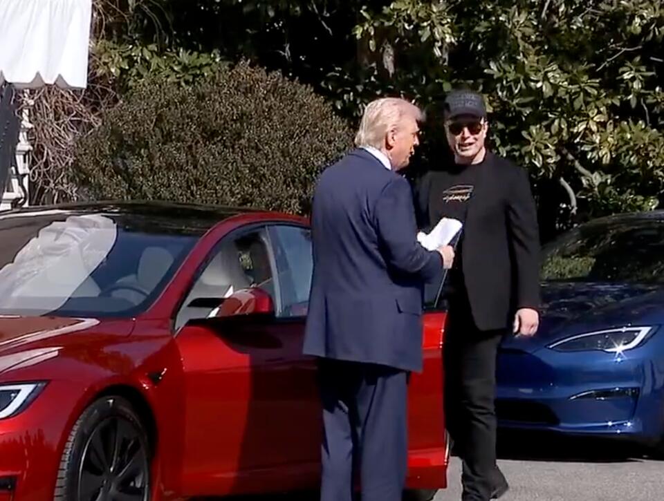 🎥 Trump turns the White House lawn into a Tesla showroom to show ...