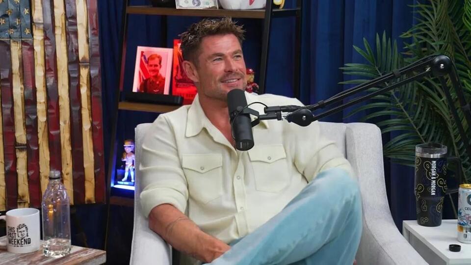 Theo Von Has a Shocking Reaction to Chris Hemsworth’s Looks - NewsBreak