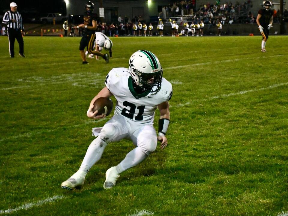 Blake Barger’s 3 TDs powers Estacada football to League win over The Dalles