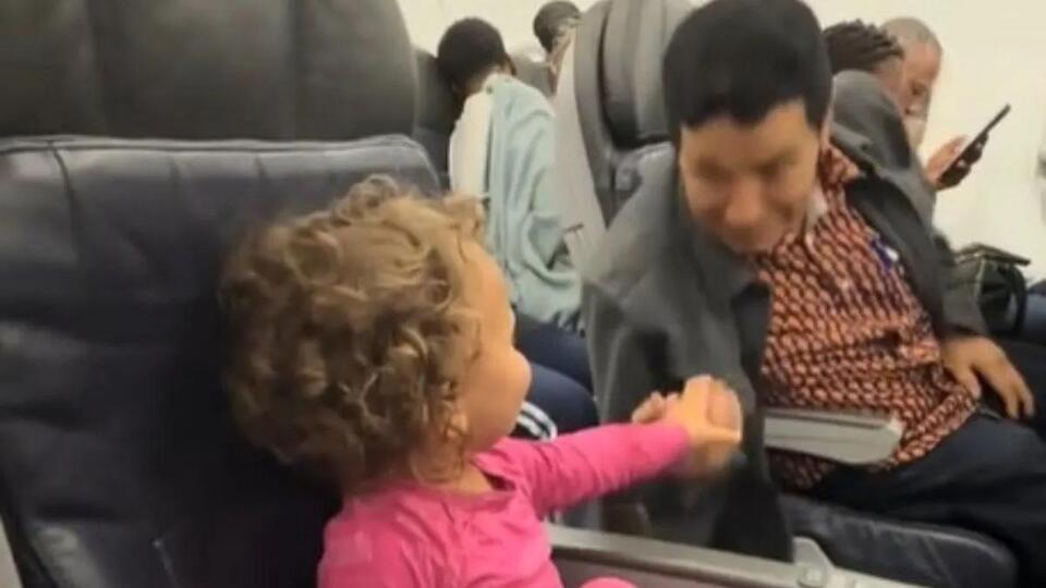 Stranger Keeps Little Girl Entertained On Flight In The Most Wholesome ...