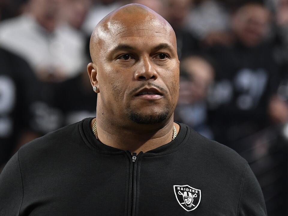 Antonio Pierce addresses Raiders’ Patrick Mahomes Kermit puppet