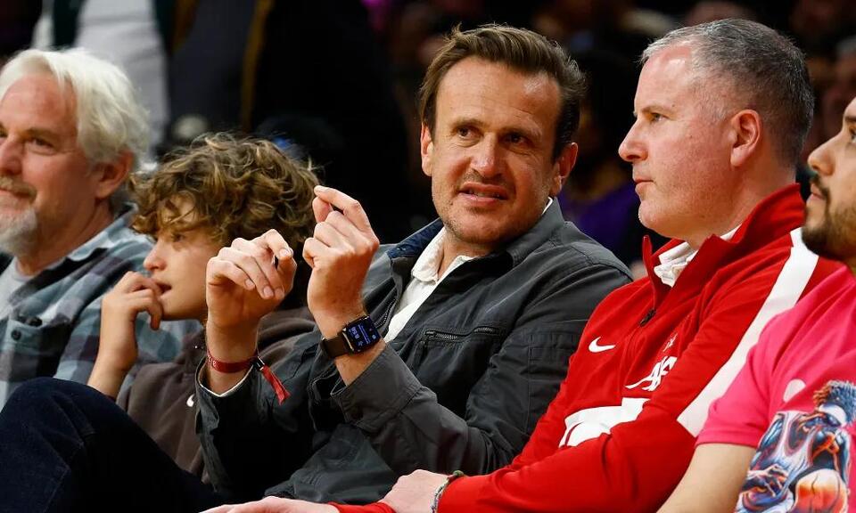 LOOK: Jason Segel from 'How I met your mother' at Lakers game and other ...