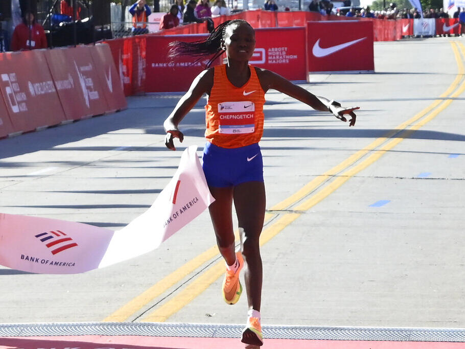 Kenyan runner breaks barrier during world-record setting Chicago Marathon