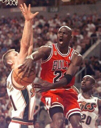 Chicago Bulls Michael Jordan (23) makes a pass around Detlef Schrempf ...