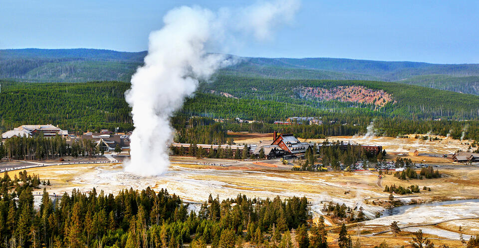 Watch thousands of gallons of water shoot into the air at Yellowstone ...