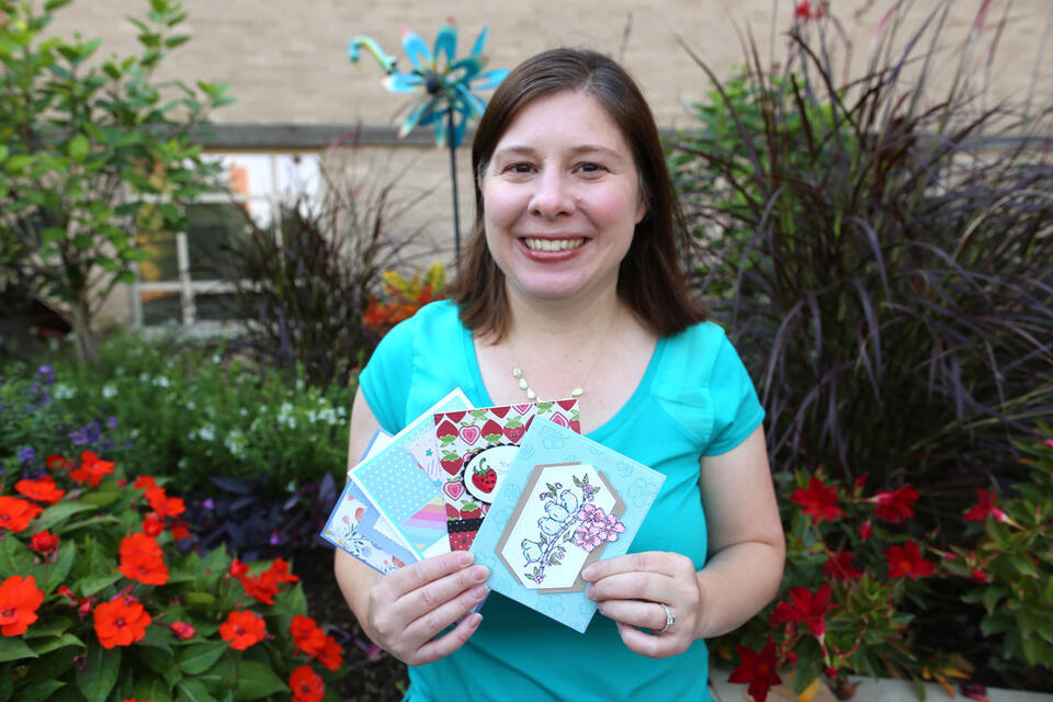 She started by sending cards to cancer patients. Now 400 volunteers ...