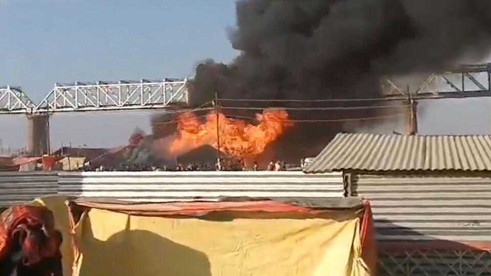 Huge fire rips through Hindu festival after gas explosion in India ...