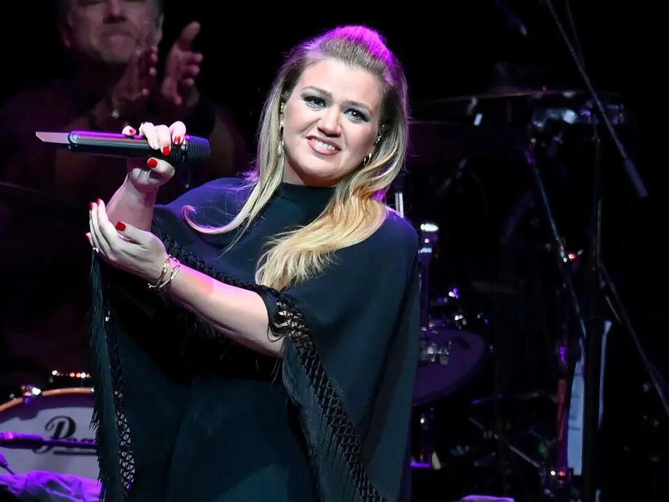 Kelly Clarkson to Help Induct Foreigner Into Rock and Roll Hall of Fame ...