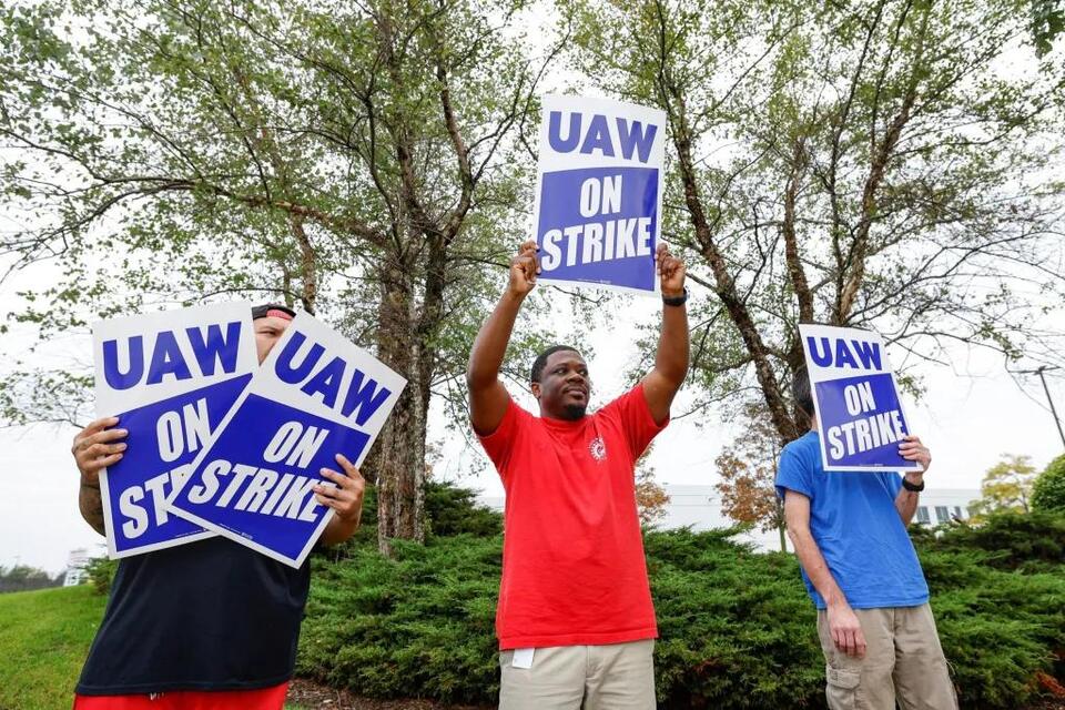 UAW reaches tentative agreement with Stellantis, expands strike at GM ...
