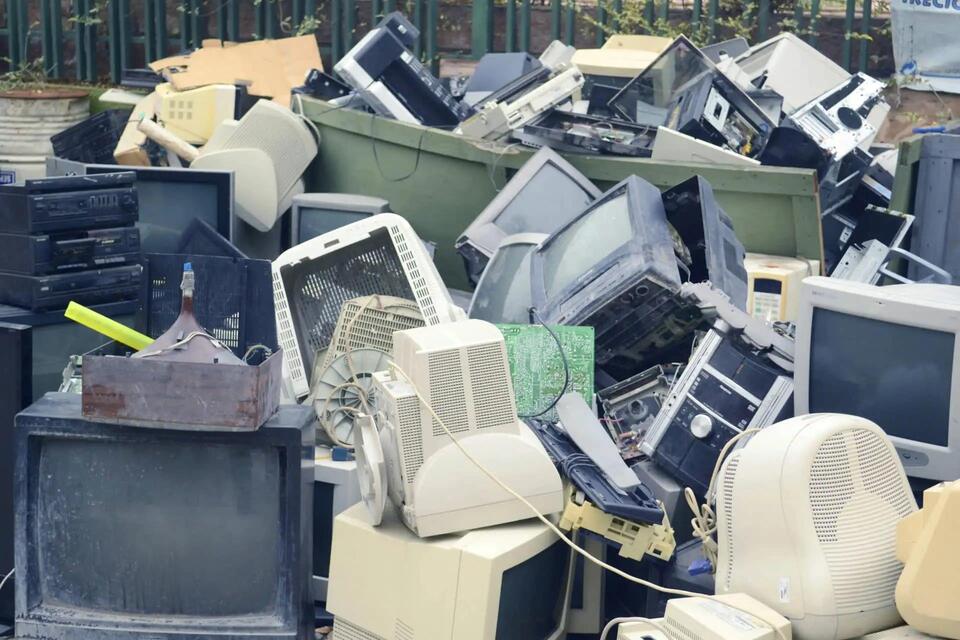 Tech enthusiast stunned after rescuing retro treasure from discarded ...