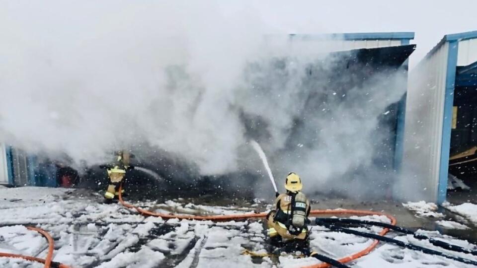 Firefighters battle blaze at Tehachapi Airport hangar amid heavy ...