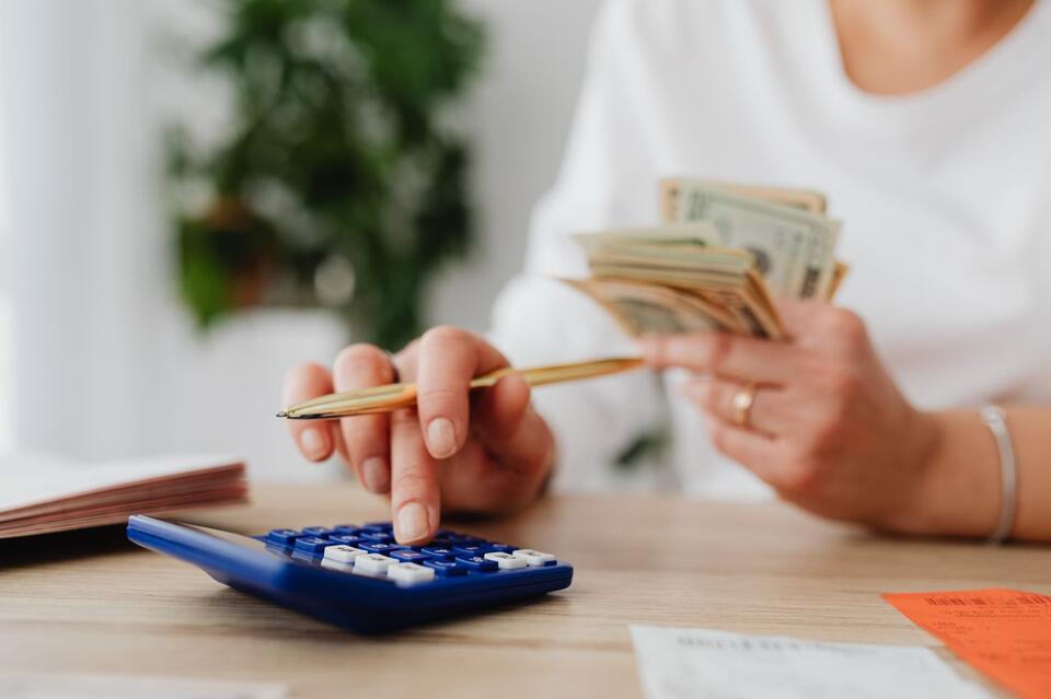 Therapists Say This One Childhood Habit Is Why You’re Bad With Money as ...