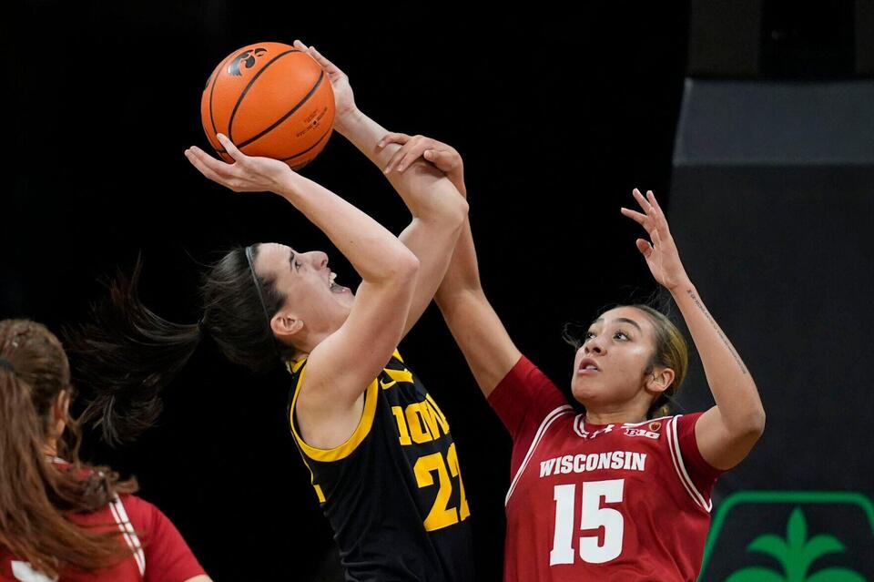 Caitlin Clark climbs scoring list in leading Iowa past Wisconsin women ...