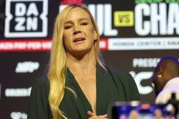 Holly Holm Recalls Bizarre Referee Encounter Before Controversial Loss ...
