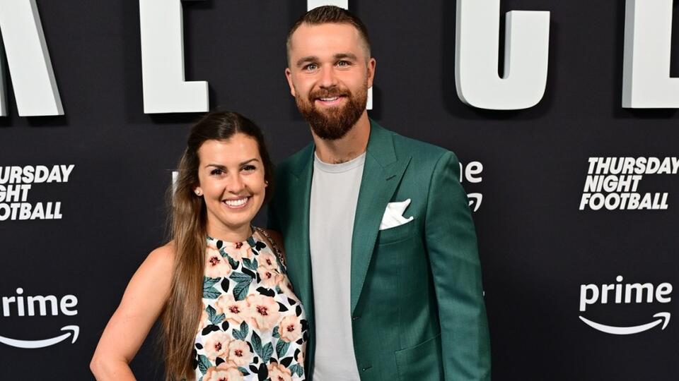 Who Is Jake Elliott’s Wife? Annie’s Kids & Relationship History - NewsBreak