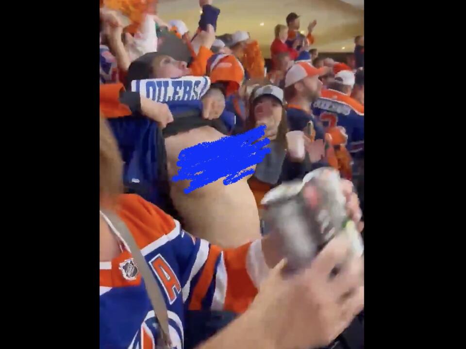 Oilers fan celebrates by flashing crowd at Game 5