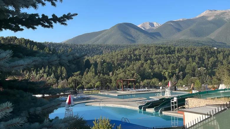 This Colorado Hot Springs Resort Features Creekside Soaking Pools ...