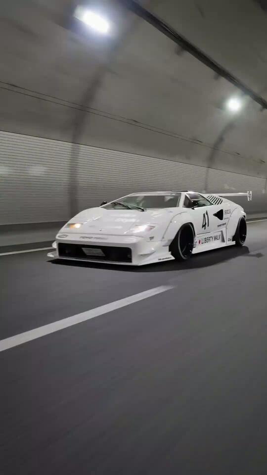 LB_WORKS_Lamborghini_Countach_on_the_street_in_Japan___Video_by ...