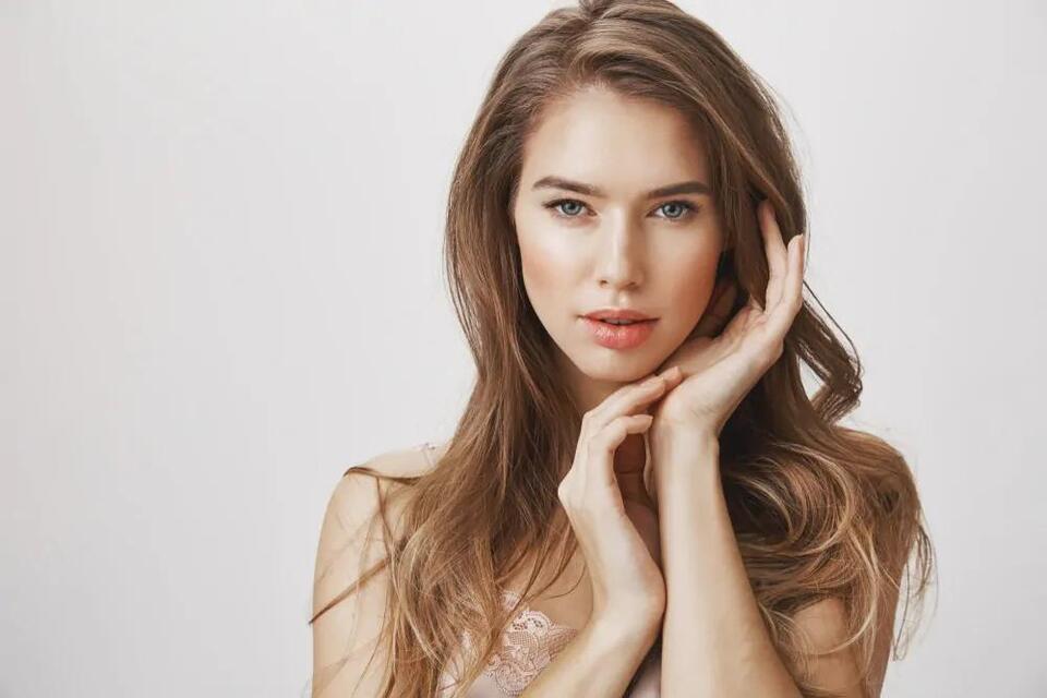 7 Telltale Signs She’s a Player (And Playing YOU) - NewsBreak