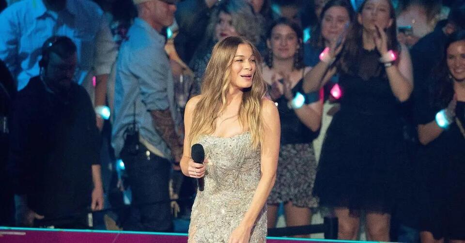 LeAnn Rimes' Tooth Falls Out of Her Mouth in Disastrous Concert Moment ...