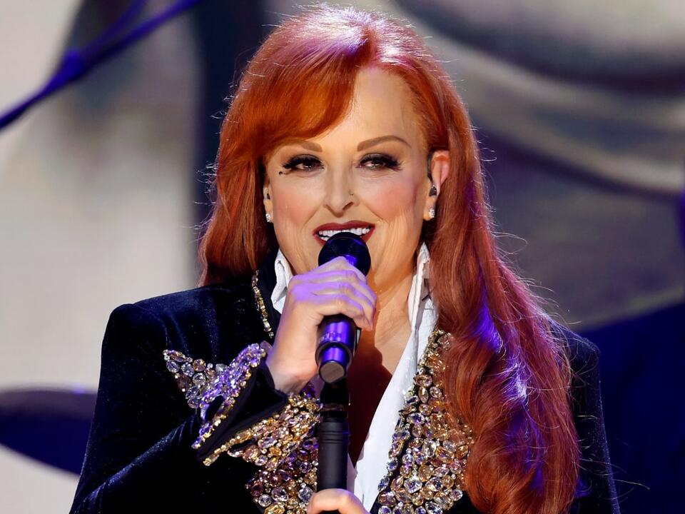 Watch Wynonna Judd Honor Patsy Cline With “Crazy” Performance at the ...