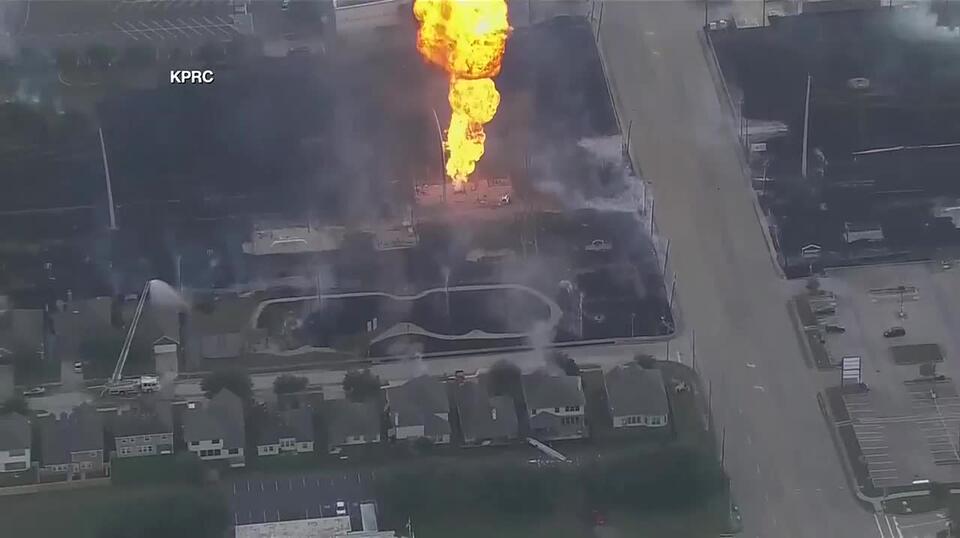VIDEO: Pipeline explosion in Texas forces evacuations - NewsBreak