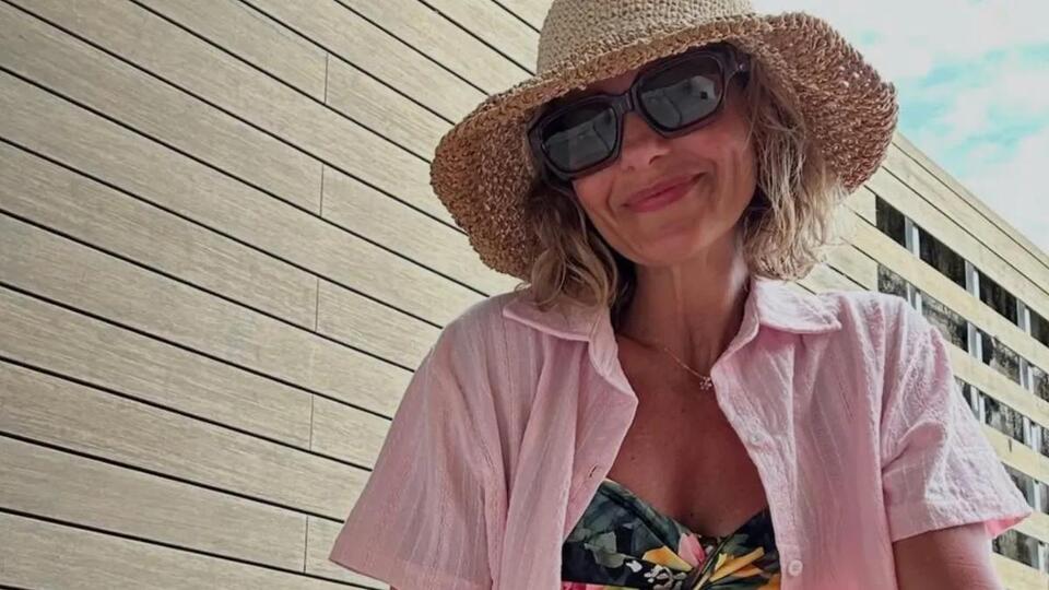 Candace Cameron Bure Shrugs Off Bathing Suit Backlash With Crop Top Pic ...