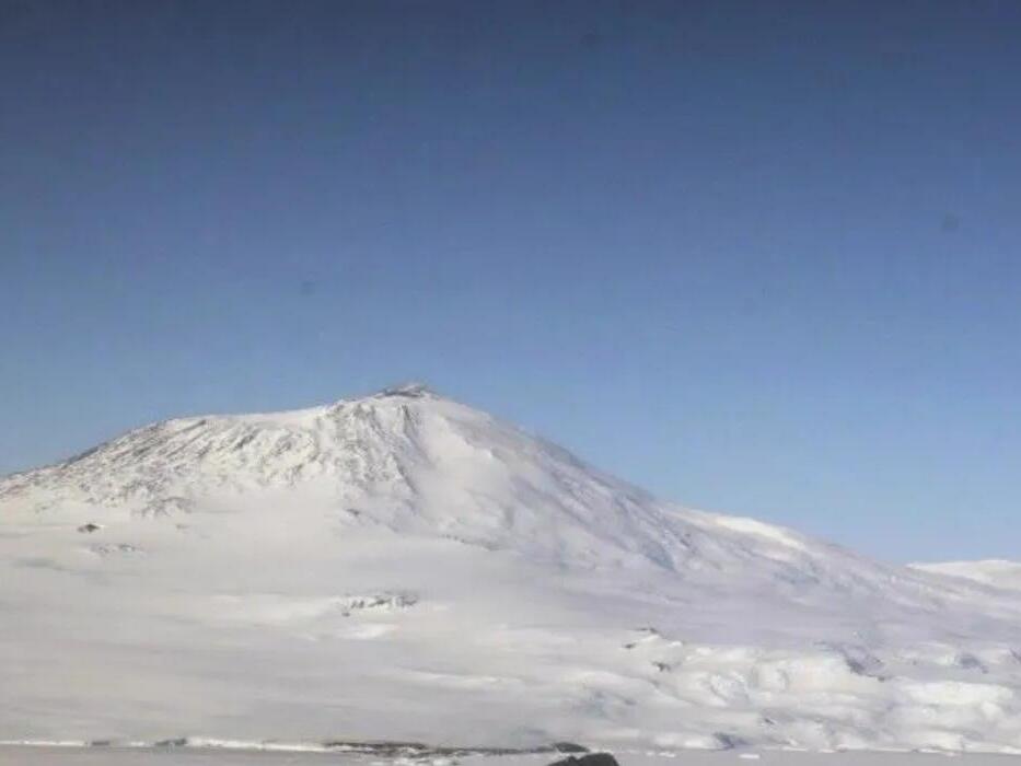 Active volcano in Antarctica is spewing out £5,000 worth of gold dust ...