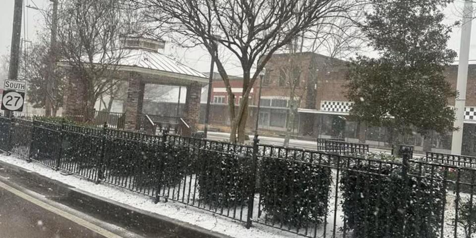 Snow falls across Mississippi during First Alert Weather Day - NewsBreak