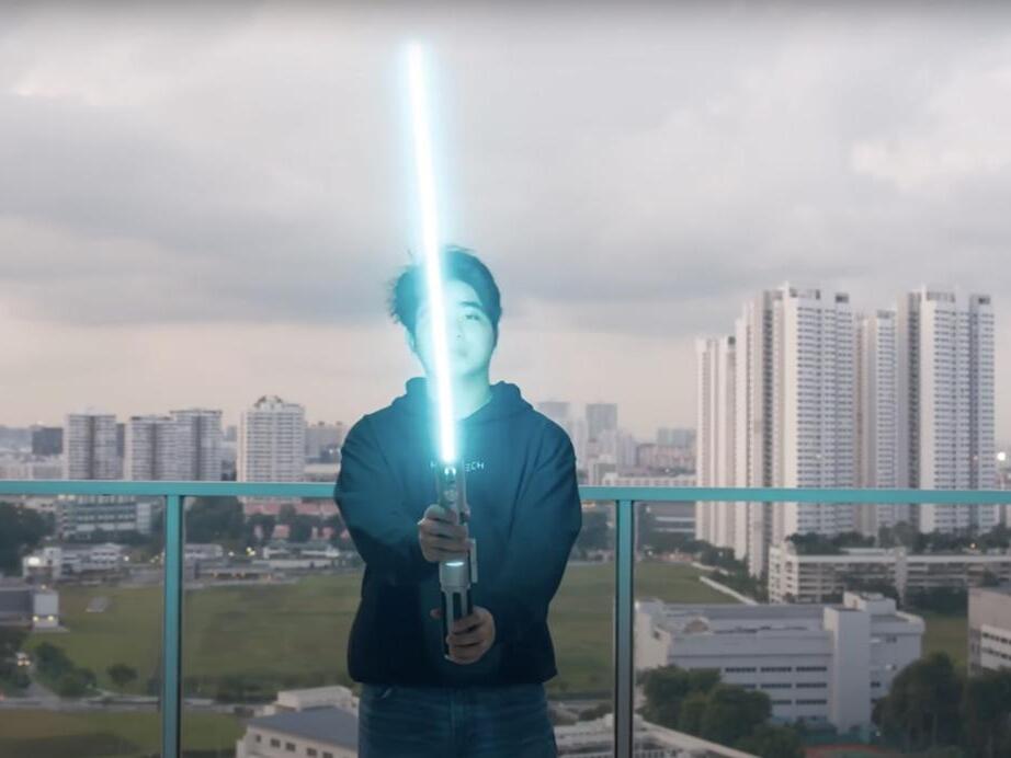 Incredibly Cool Lightsaber Build Features a Real Extending and ...