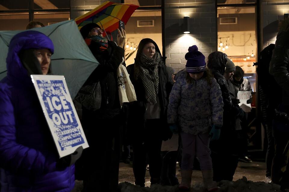 A simple sign pays tribute to Renee Good and the power of quiet protest ...