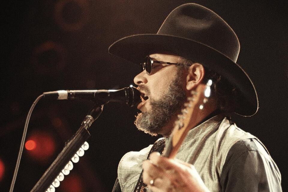 The Infamous Kansas Concert: A Hammered Drunk Hank Williams Jr. Makes ...
